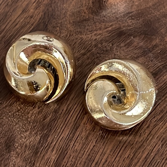 Lisner Jewelry | Jewelry | Vintage Lisner Goldtone Retro Swirl Clip On ...